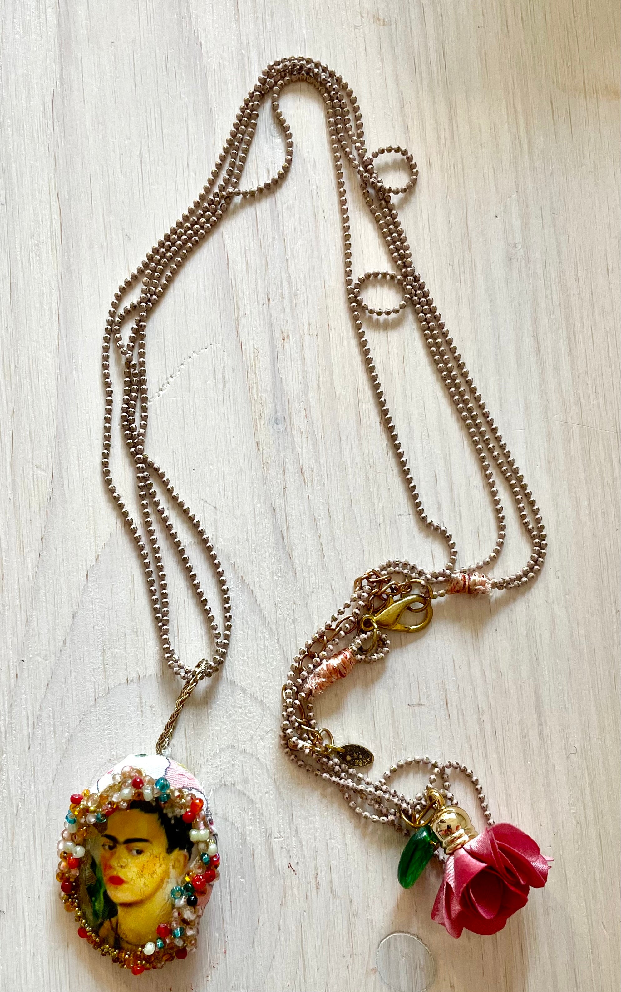 Necklace Portrait of Frida Kahlo Artistic Jewelry Locale11